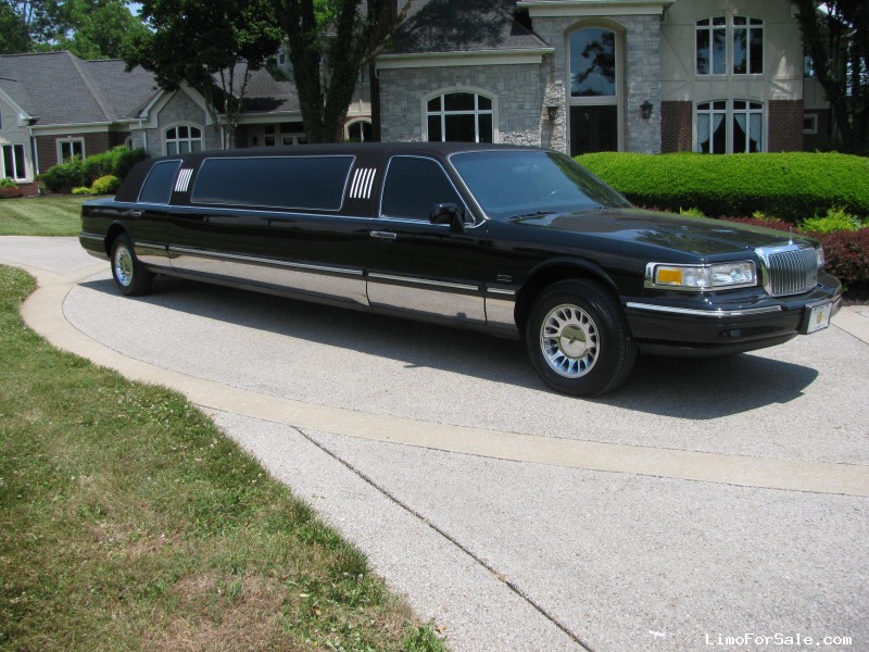 Lincoln Town Car Stretch Limo Rentals Services in USA